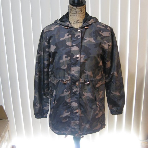 Guess | Jackets & Coats | Nwt Guess Camo Windbreaker Jacket Hoodie Xs ...